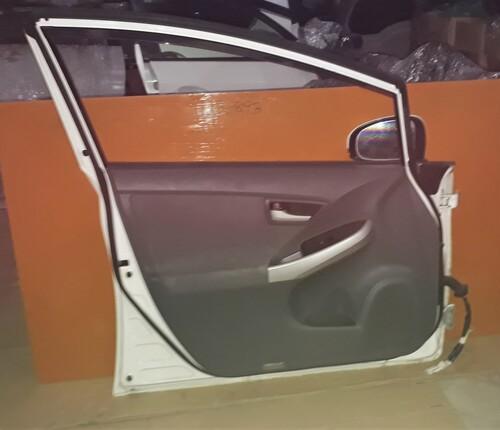 Toyota Prius ZVW30 LHS Front Door With Side Mirror | Kuruma